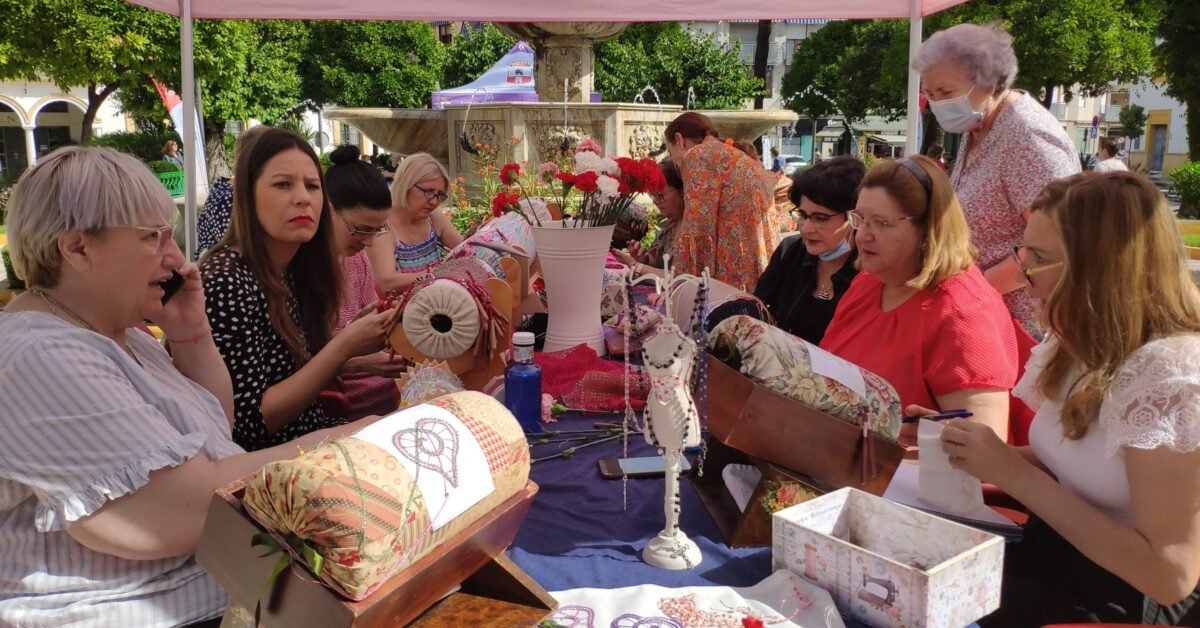 Los encajes de bolillos para tejer, novedad de las encajeras nazarenas