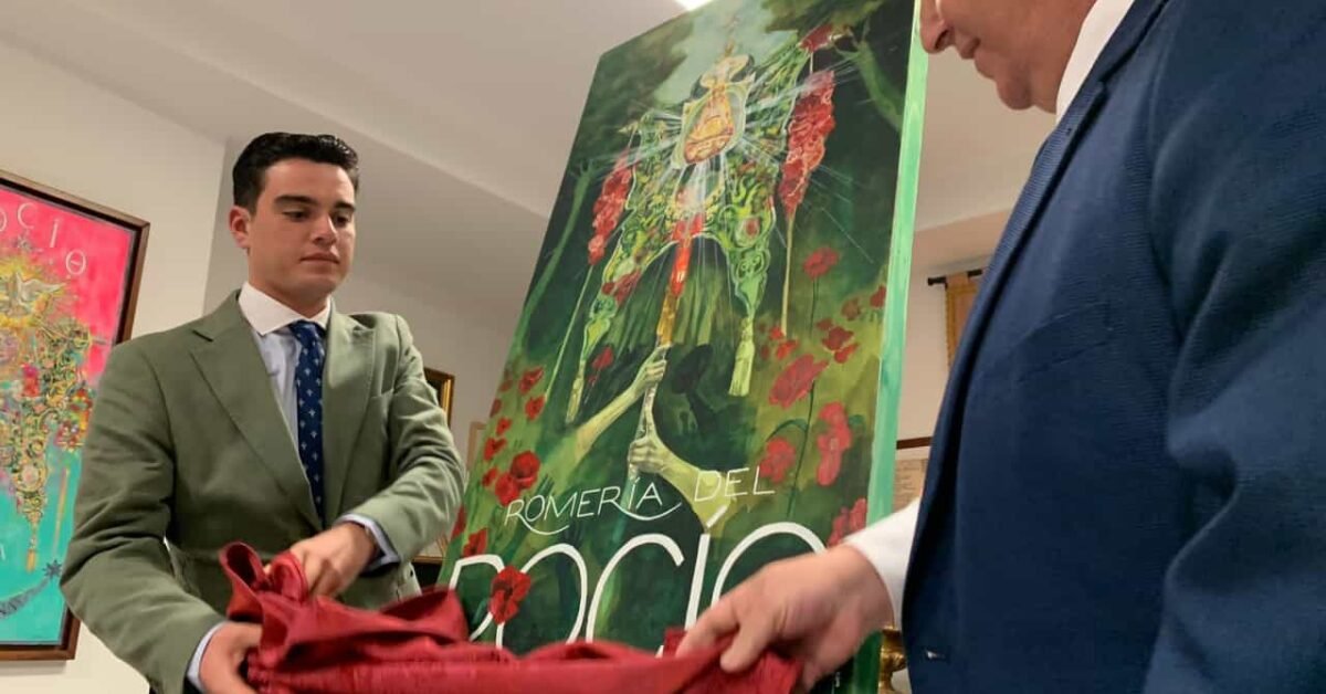 El Simpecado se abre paso triunfante sobre una arboleda de pinos